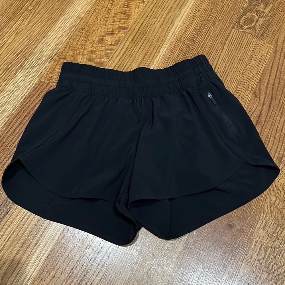 Lululemon Black Tracker Lined Shorts 4” Size 6 - Gem